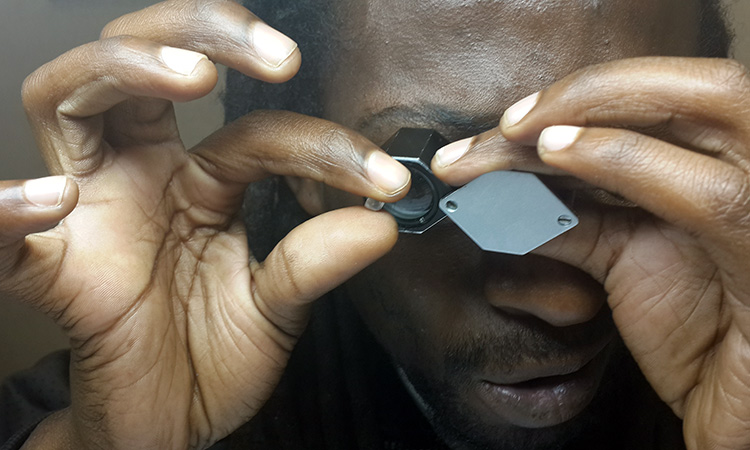 Learn about rough diamonds with our rough diamond evaluation course